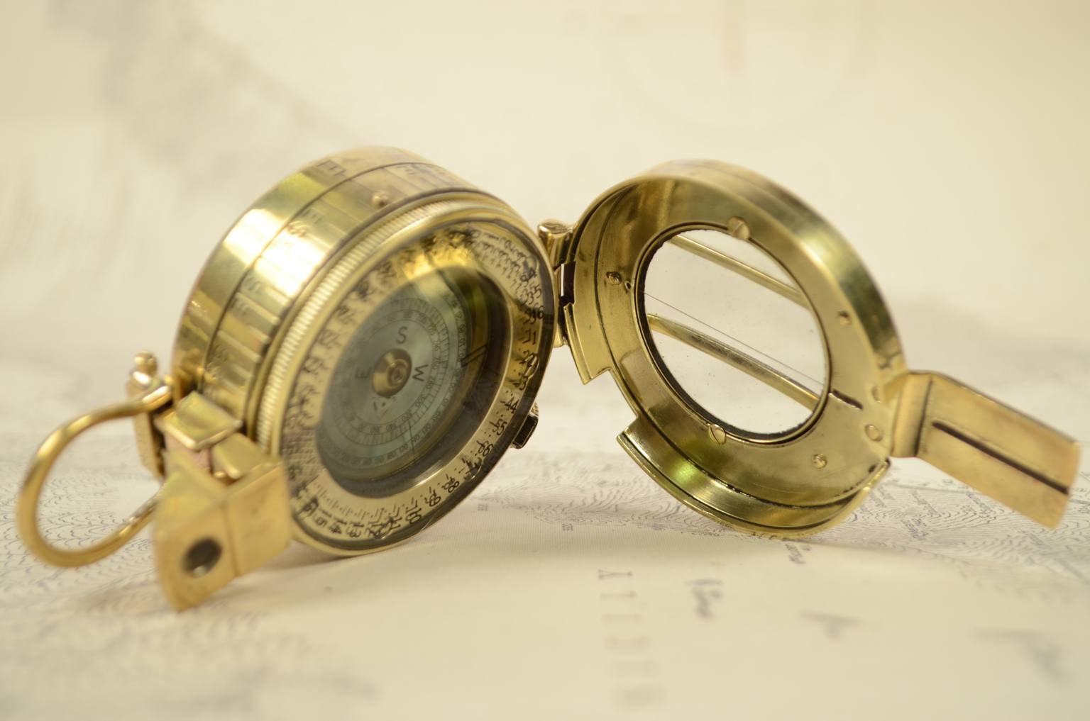 Antik / e-Shop / Antique compasses / 3476a - Liquid prismatic compass